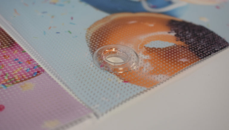 Lona microperforada, ventajas y usos - Blog Jumboprinters